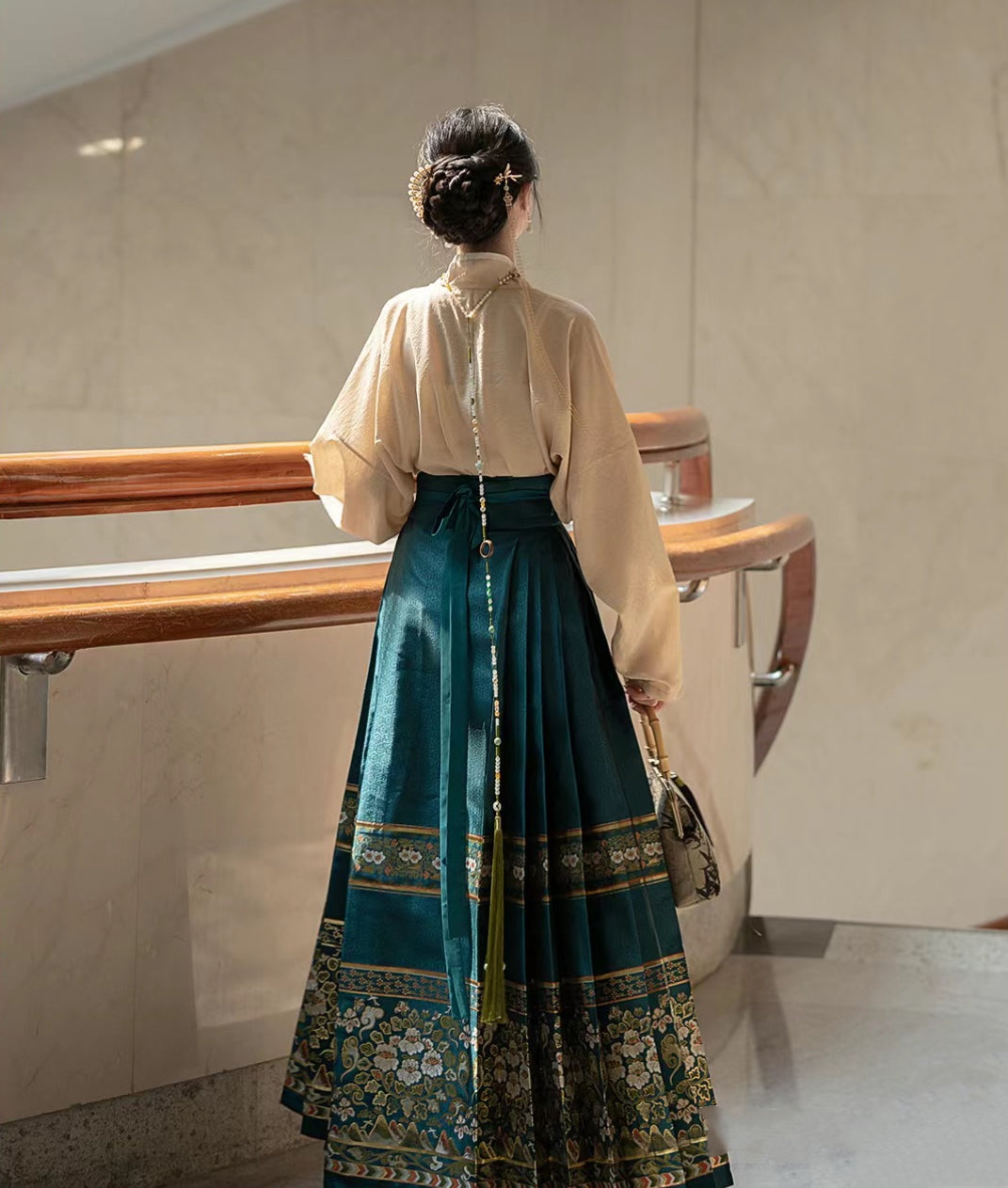 Traditional Chinese V Neck Hanfu Shirt and Floral Horse-Face Skirt 2-P ...