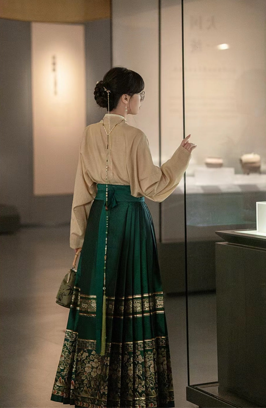 Traditional Chinese V Neck Hanfu Shirt and Floral Horse-Face Skirt 2-P ...